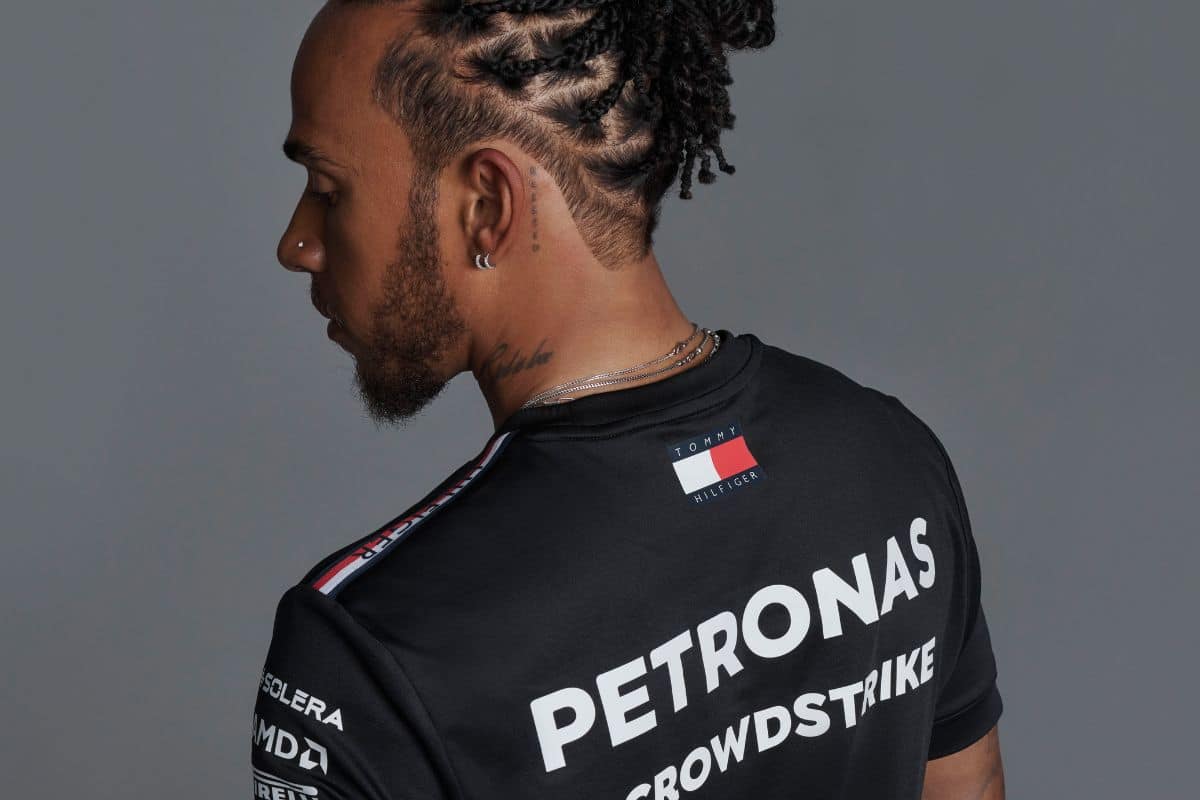 Revelado quando a Tommy Hilfiger paga por ano pra Mercedes