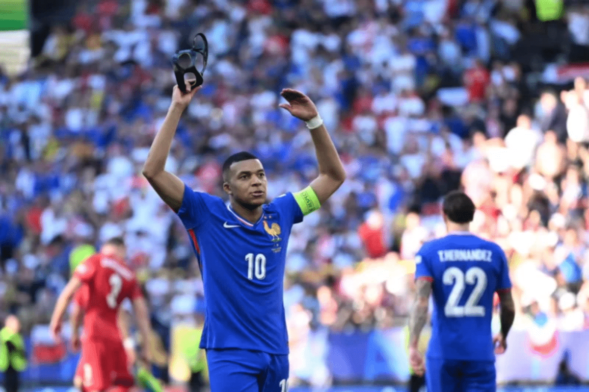 Mbappé é dono de Ferrari muito valiosa, mas não pode sair da garagem