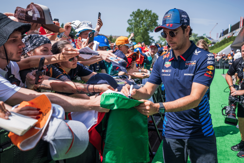 Mesmo em péssima fase, Sergio Pérez deixou Michael Schumacher pra trás ...