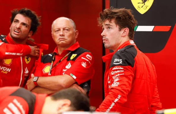 Chefe da Ferrari se manifesta: Leclerc e Sainz “inocentados” na equipe